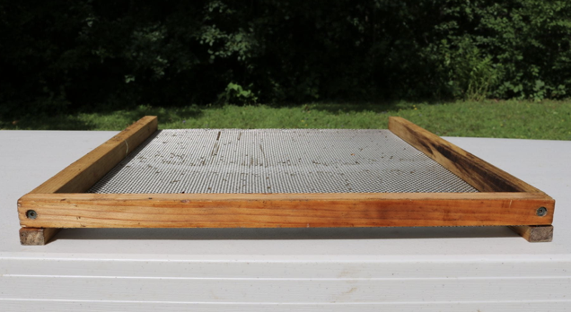 Screened Bottom Board - Honey Bee Research Centre