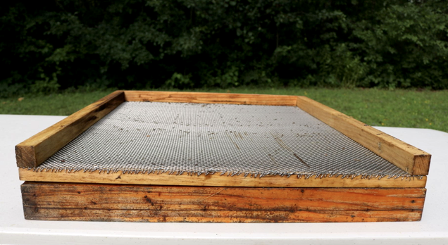 Screened Bottom Board - Honey Bee Research Centre